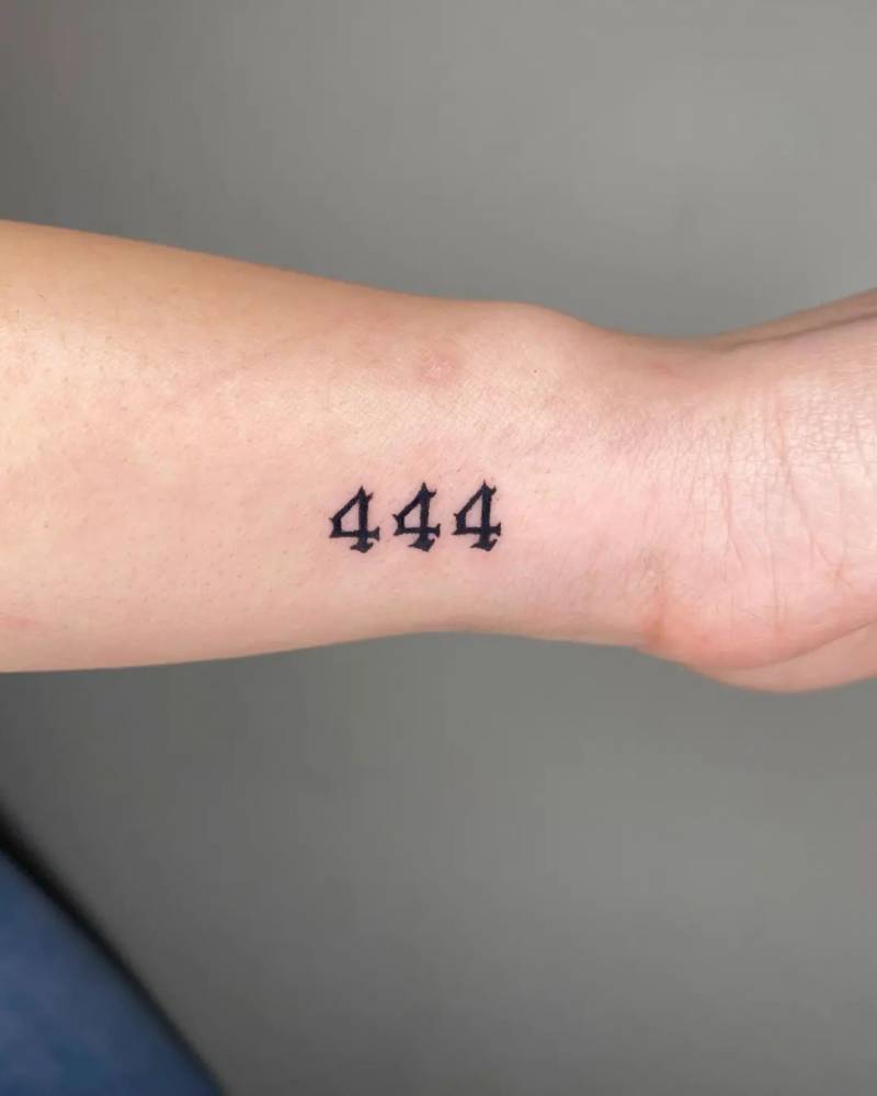 Simbolismo e significado espiritual da tatuagem 444 em numerologia ...